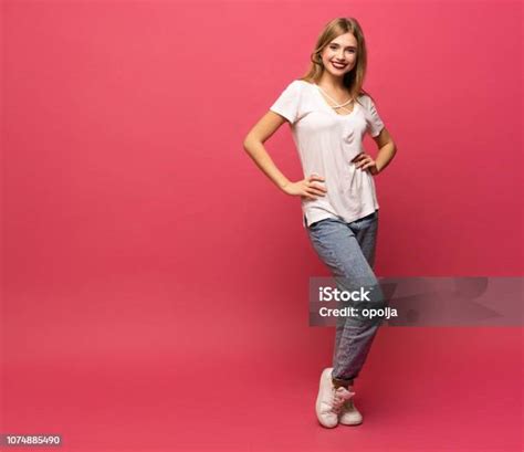 행복 한 아름 다운 소녀 핑크 배경에 고립 된 전체 길이에 서 전신에 대한 스톡 사진 및 기타 이미지 전신 춤 패션모델 Istock