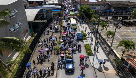 Llantos Y Lamentos En Despedida A Víctimas De Derrumbes En Vía Quibdó