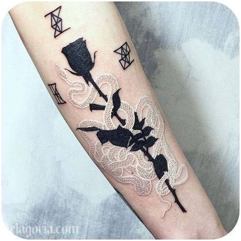 27 Tatuajes De Rosas Negras Y Su Fascinante Simbolismo