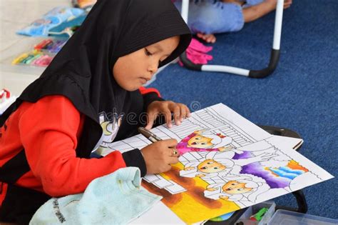 Uma Garotinha Da Indon Sia Est Desenhando Uma Competi O De Pintura Foto Editorial Imagem De