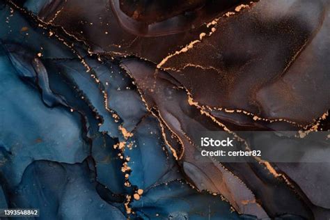 알코올 잉크 기술의 천연 고급 추상 유체 예술 그림 부드럽고 꿈꾸는 벽지 투명한 파도와 황금 소용돌이를 만드는 색상의 혼합물 포스터용 기타 인쇄물 0명에 대한 스톡 벡터