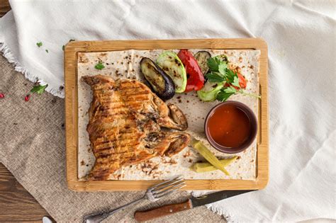 구운 채소와 토마토 소스를 식탁보에 얹은 나무 판에 치킨 담배 가금류에 대한 스톡 사진 및 기타 이미지 가금류 갈색 고기 Istock