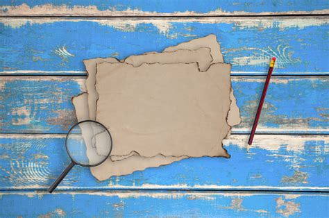 오래 된 빈 탄 돋보기 근처에 종이 시트를 착용 하 고 풍 화 된 파란색 나무 테이블에 연필 평면도 텍스트의 공간 복사 0명에