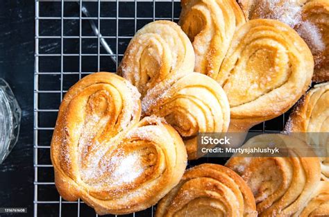 홈메이드 팔미에 퍼프 페이스트리 냉각 랙에 설탕을 곁들인 맛있는 프렌치 팔미어 쿠키 팔미에 코끼리 귀 퍼프 페이스트리 쿠키 귀 부분에 대한 스톡 사진 및 기타 이미지