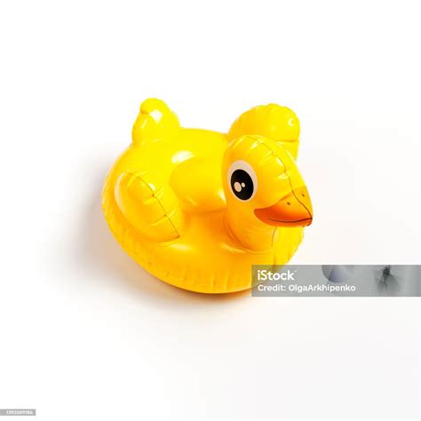 창조적 인 여름 해변 개념 풍선 미니 옐로우 치킨 또는 흰색 배경에 새끼 오리 수영장 플로트 파티 플랫 레이 복사 공간 트렌드 수영을위한 풍선 어린이 장난감 디자인을위한