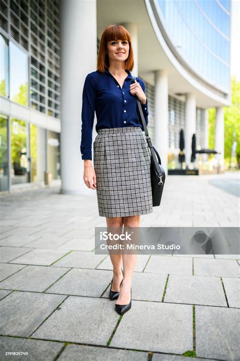 서류 가방을 들고 사무실 건물 근처를 걷는 사업가 카메라를 향해 미소 짓는 모습 30 39세에 대한 스톡 사진 및 기타 이미지 30 39세 거리 건축 Istock