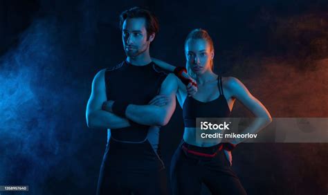 단거리 달리기 스포츠웨어를 입고 검은 색 배경을 입고 달리는 강한 운동 여성과 남자 피트니스 및 스포츠 동기 부여 러너 컨셉 2명에 대한 스톡 사진 및 기타 이미지 Istock