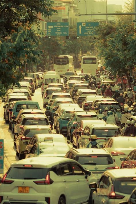 간판 거리 장면 거리 표지판 교착 상태 교통 교통 관리 교통 체증 교통량이 많다 교통망 나무 대도시 대중교통 도로 도로 혼잡 도시 도시 계획