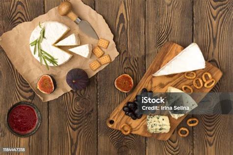 나무 테이블에 허브와 과일을 곁들인 치즈 요리를 맛보실 수 있습니다 와인과 로맨틱한 치즈 델리카트슨을 위한 음식 맨 위 보기 개체 그룹에 대한 스톡 사진 및 기타 이미지