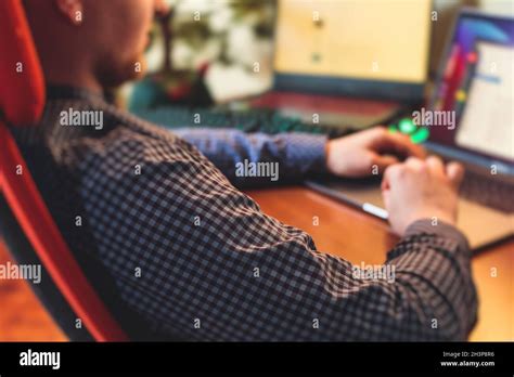 Programmeur DÉveloppeur Informatique Travaillant Et Codant Sur Son Lieu De Travail à La Maison