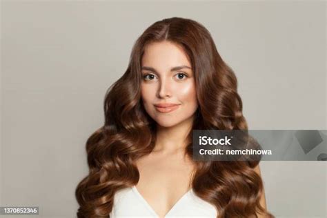 길고 빛나는 물결 모양의 머리와 아름다운 여성 모델 곱슬 헤어 스타일을 가진 아름다움 여자 패션 화장품 및 메이크업 20 24