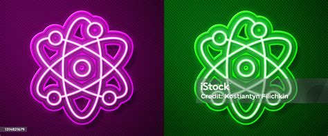 보라색과 녹색 배경에 고립 된 빛나는 네온 라인 원자 아이콘 과학 교육 핵 물리학 과학 연구의 상징 벡터 0명에 대한 스톡 벡터
