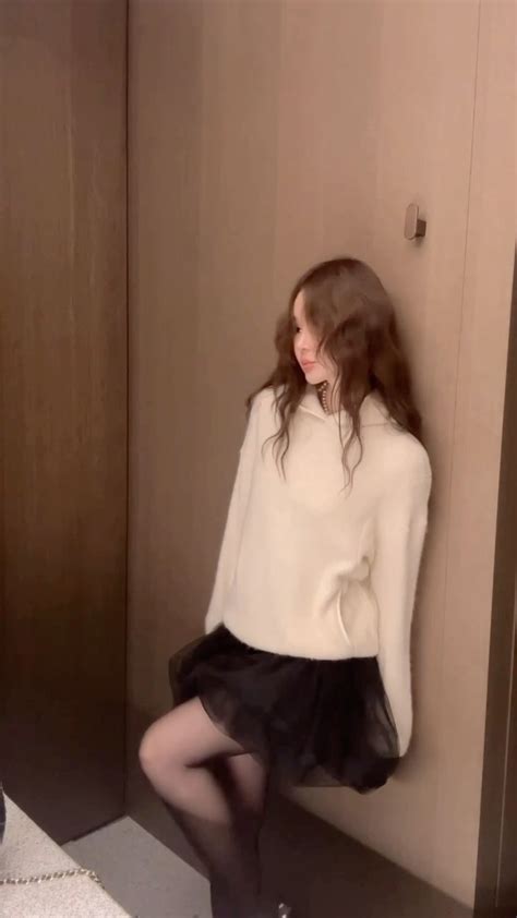 파티수 아크릴 캐시미어 혼방 소재로 이루어져 포근해 겨울에도 착용하기 좋으며 넉넉하고 여유 있는 품으로 편안하면서 정면에