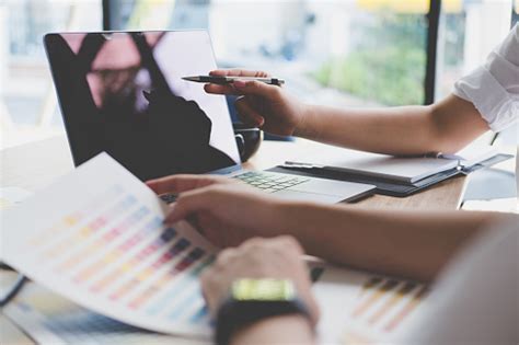 그래픽 또는 인테리어 디자이너 직장에서 견본 견본 또는 카탈로그 팔레트 가이드에서 색상을 선택 아티스트 디자인 사무실에서 아이디어를 논의입니다 비즈니스 사람들이 창의력