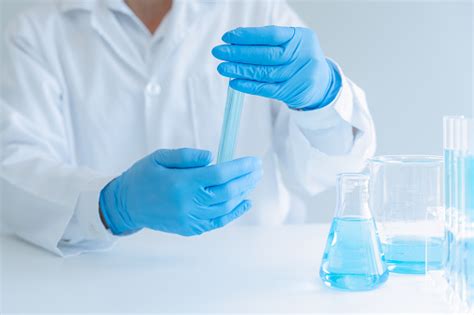 과학자는 고급 과학 실험실에서 생화학 샘플을 분석합니다 의료 전문가는 바이러스의 화학적 혼합 미생물 발달을 확인합니다 과학 실험실의 생명 공학 연구 화장품 Stem 주제에