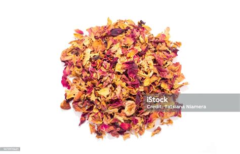 소수의 고립 된 말린 장미 꽃잎 나뭇잎 흰색 배경에 새싹 향기로운 허브 차 음료를위한 건조 된 다채로운 꽃잎 수평면 클로즈업 평면도 고품질 사진 0명에 대한 스톡 사진 및