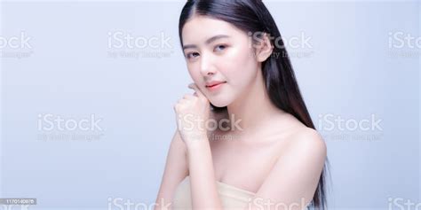 아름 다운 젊은 아시아 여자 와 깨끗 한 신선한 피부 봐 에 카메라 소녀 아름다움 얼굴 관리입니다 얼굴 트리트먼트 미용 미용 및 스파 아시아에 대한 스톡 사진 및 기타