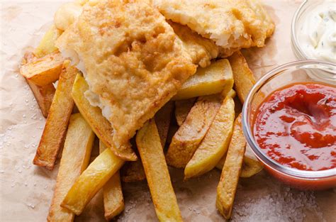 양피지에 케첩과 치 타르 소스가 있는 전통 영국 길거리 음식 생선 및 칩 감자 요리에 대한 스톡 사진 및 기타 이미지 감자