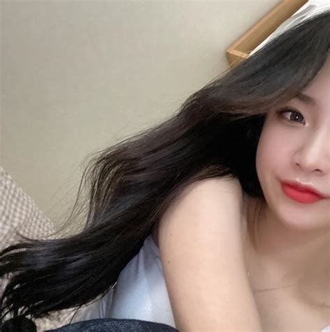 먹고 살기 위한 넓고 얕은 지식 지금은 역사의 뒤안길로 사라진 조양방직이지만 건물은 카페로 변신하여 강화의 핫플레이스가 되었다 삼각형 지붕이 삐죽삐죽 솟은 카페 건물로