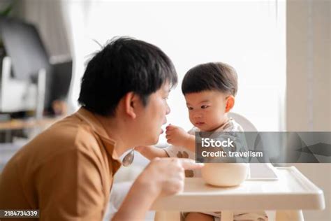 아빠와 아기 유아 아들 먹이 음식 사랑스러운 아버지 아들에게 아침 식사를 먹이는 즐거운 순간 행복 아시아 가족 생활 방식 12 17 개월에 대한 스톡 사진 및 기타 이미지