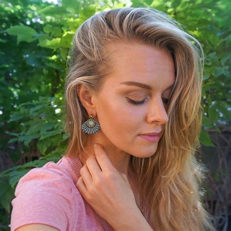 Хотела вам показать как смотрятся новые ментоловые серьги 😘 Нежные и необычный яркие и