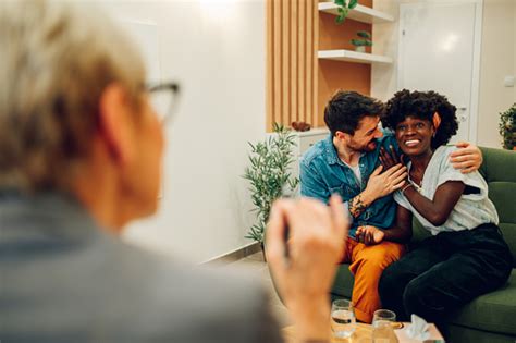 심리학자 사무실에서 치료 세션에 있는 다양한 커플 20 24세에 대한 스톡 사진 및 기타 이미지 20 24세 30 34세 55 59세 Istock