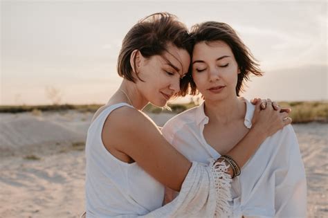 Zwei Junge Frauen Die Spaß Am Sonnenuntergangsstrand Haben Schwule