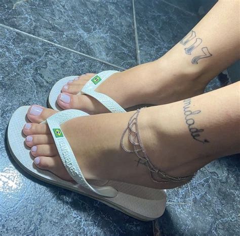 Tiny Feet With Anklet And Havaianas Pic