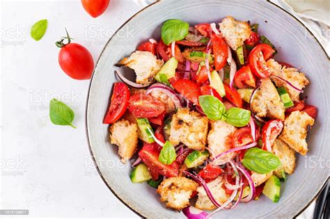 토스카나 판자넬라 토마토와 빵을 곁들인 전통 이탈리아 샐러드 채식 주의자 판자넬라 샐러드 지중해 건강 식품 상단 보기 복사 공간 고추류에 대한 스톡 사진 및 기타 이미지