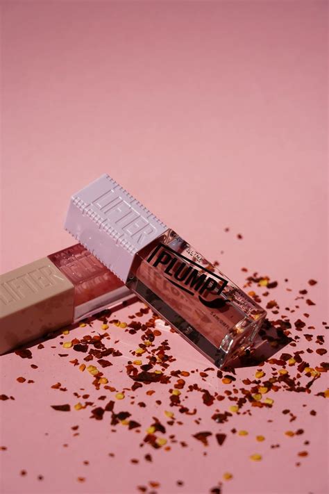 눈길을 끄는 다채로운 럭셔리 립 컬러 립 케어 립 플럼퍼 립글로스 립스틱 매우 복잡한 매혹적인 메이크업 미니멀리스트 디자인 미용 제품 미용 필수품