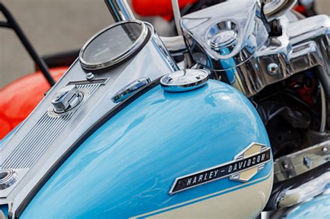 크롬 도금 속도계와 할리 데이비슨 오토바이 근접 촬영의 점화 스위치와 광택 블루 연료 탱크 모토 축제 Mosmotofest 2019 Harley Davidson에 대한 스톡