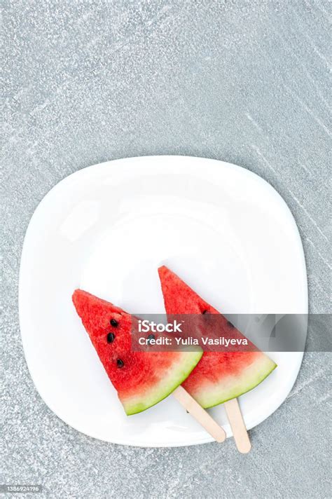 흰색 접시에 육즙이 많은 수박 두 조각 세로 사진 여름 배경 0명에 대한 스톡 사진 및 기타 이미지 0명 건강한 식생활 과일 Istock