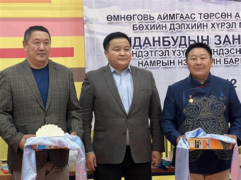 ФОТО ДАШТ ээс медаль хүртсэн З Занабазарт Өмнөговь аймгийн удирдлагууд хоёр өрөө байр