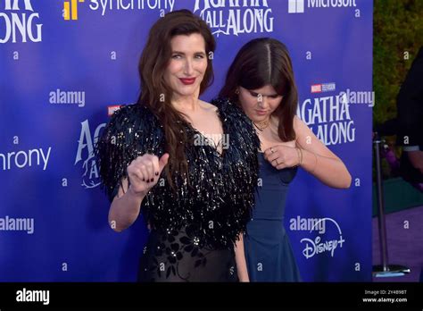 Kathryn Hahn Und Mae Marie Sandler Beim Launch Event Der Disney Marvel Television Miniserie