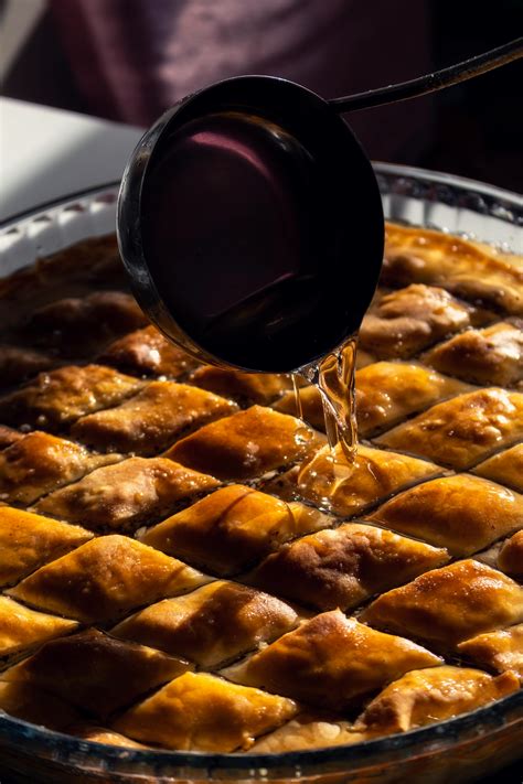 가판대 갓 구운 겹겹이 쌓인 페이스트리 과자 굴뚝 케이크 길거리 음식 나무 손잡이 나선형 페이스트리 노점 달콤한