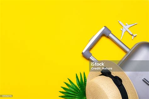 여름 패턴 배경 가방 야자수 잎과 밀짚 모자선글라스 노란색 배경에 여행 구성흰색 비행기 상단 보기 플랫 레이 공간을 복사합니다 0명에 대한 스톡 사진 및 기타 이미지