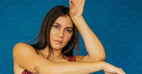 빨간 상의를 입은 여자가 사진을 찍기 위해 포즈를 취하고 있다 사진 Unsplash의 겐츠 이미지