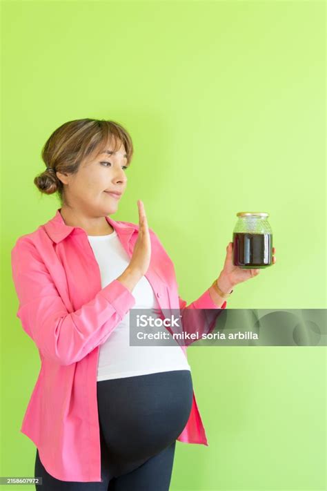 임신한 백인 여성이 손에 꿀 항아리를 들고 제스처를 멈춥니다 개념 임신 영양 및 임신성 당뇨병 복사 공간이 있는 녹색 배경에 개념에 대한 스톡 사진 및 기타 이미지 Istock