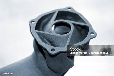 분말 산업용 3d 프린터에 인쇄된 물체를 들고 있는 사람 3차원 인쇄에 대한 스톡 사진 및 기타 이미지 3차원 인쇄 3차원 형태 가루눈 Istock