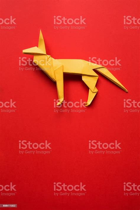 붉은 종이 바탕에 노란색 접힌된 종이 접기 개입니다 수직의 새 해 엽서 포스터 배너 서식 파일 복사 텍스트 글자를 위한 빈 공간입니다 0명에 대한 스톡 사진 및 기타 이미지