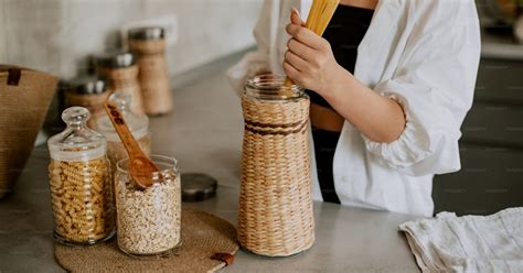 부엌에 나무 숟가락을 들고 서 있는 여자 사진 Unsplash의 파스타 이미지