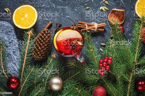 크리스마스 Mulled 와인 향신료와 오렌지 조각 돌 테이블에 겨울 휴가에 전통 음료 0명에 대한 스톡 사진 및 기타 이미지 0명 강림절 겨울 Istock