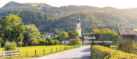 장크트 길겐 마을의 도로와 교회 탑이 있는 풍경 배경의 Zwolferhorn 산 알프스 오스트리아 0명에 대한 스톡 사진 및 기타 이미지 Istock