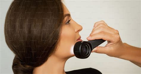 의사가 돋보기를 통해 얼굴 피부 상태를 확인하고 있습니다 사진 Unsplash의 뷰티 살롱 이미지