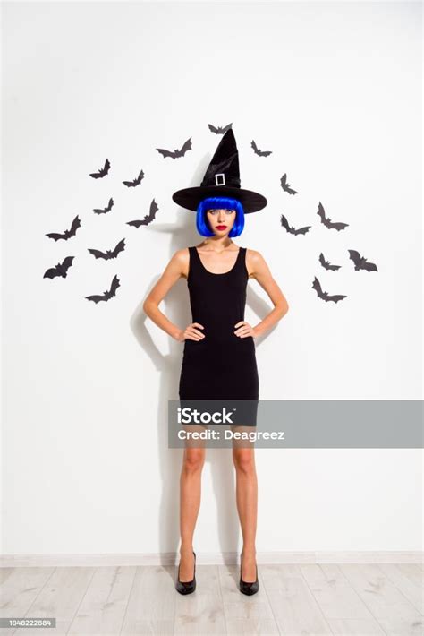 전체 길이 다리 몸 자신감 소 름 위험 진정 매력적인 여자 서 허리에 흰색 배경 파악에 절연의 크기 세로 초상화 가발에 대한 스톡 사진 및 기타 이미지 Istock