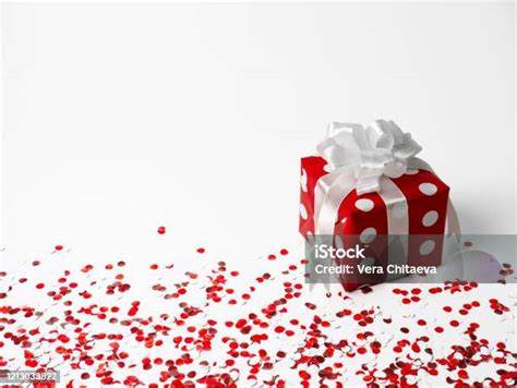 새해 크리스마스 생일 사랑하는 사람을위한 선물 색종이와 흰색 배경에 흰색 활과 빨간색 물방울 무늬 상자 0명에 대한 스톡 사진
