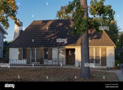 Historic Cottage On Oakland Ave In Pasadena Known For Its Famous