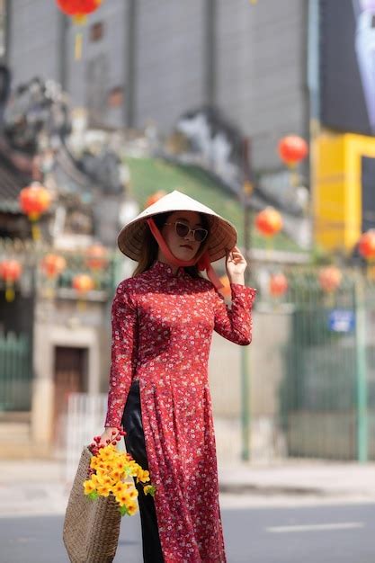 Niña Vietnamita Con Vestido Ao Dai Caminando Por La Calle Ho Chi Minh