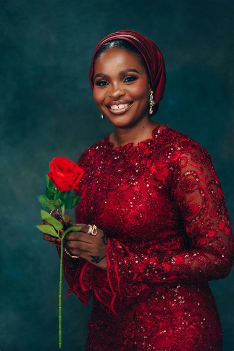 생기 넘치는 파란색 머리 스카프를 두른 우아한 여성의 초상화 · 무료 스톡 사진