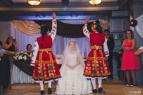 Булката хвърля букета Защо Pixhold Сватбен Фотограф